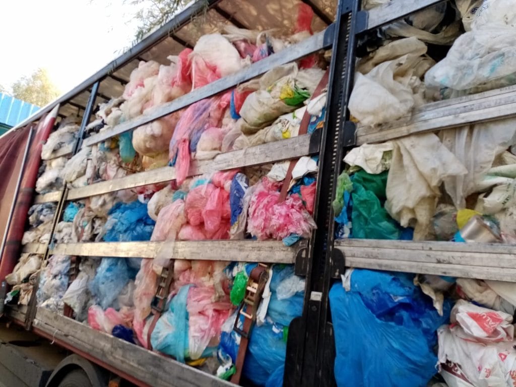 Deșeuri chimice, oprite la vama din Turnu Măgurele